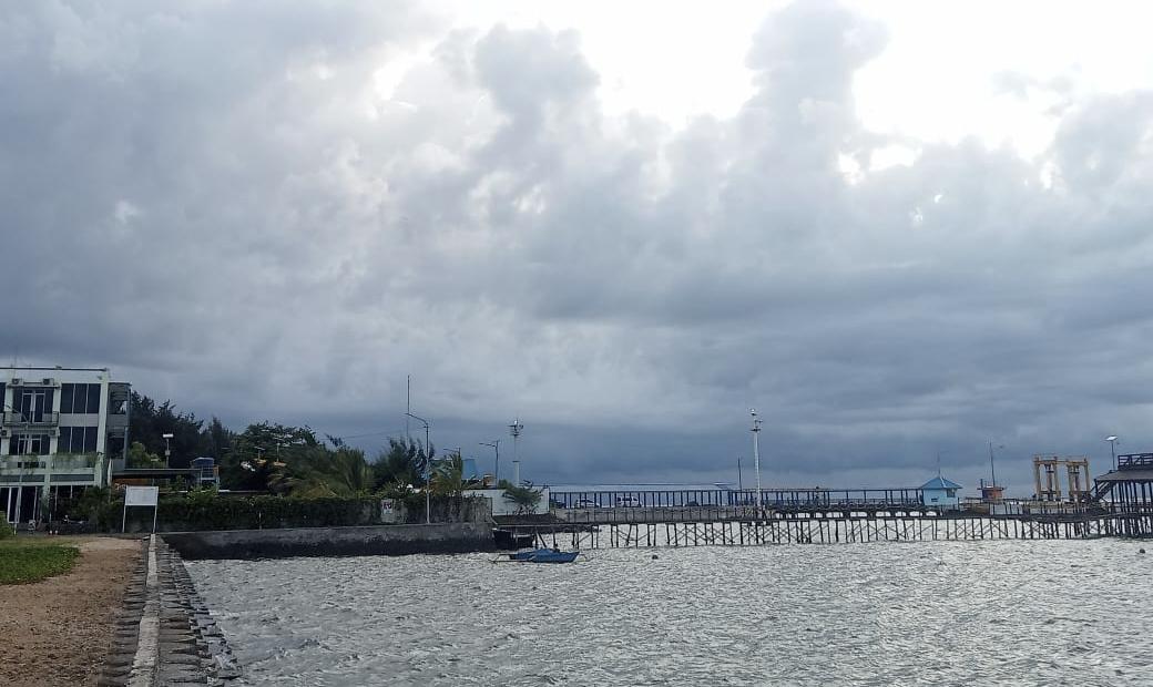Ternyata ! Tambatan Perahu di Hotel Molokai Milik Nelayan - ZONA SATU